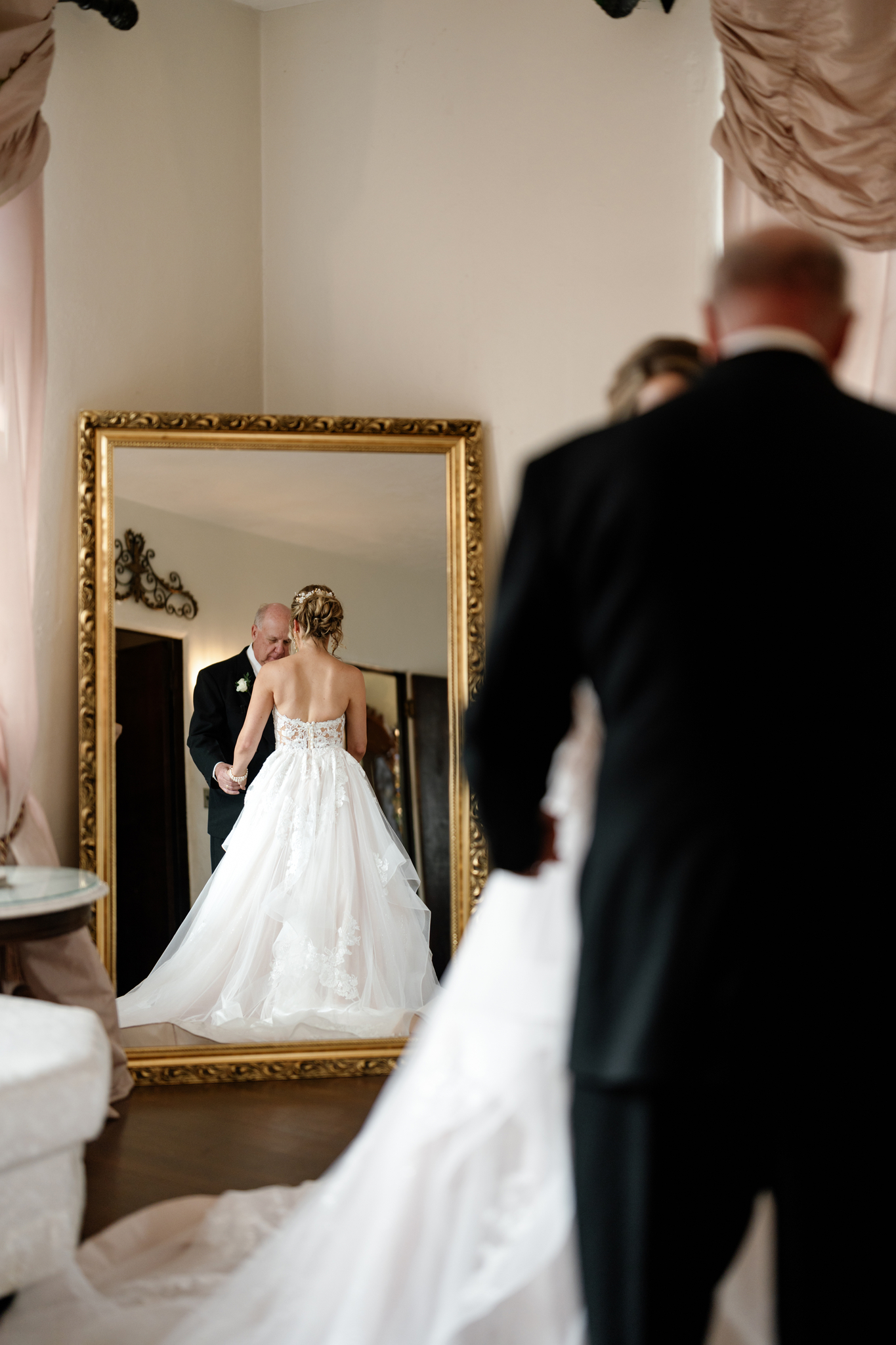 A Gorgeous The Howey Mansion Wedding | Chloe + Brad - blushbbg.com